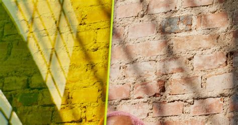 파란 셔츠와 노란 스카프를 두른 남자가 벽돌 벽 앞에 앉아 있다 사진 Unsplash의 검정 이미지