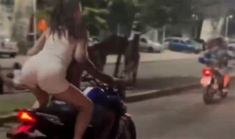 VÍdeo Funkeira Catarinense é Flagrada Rebolando E Sem Capacete Em
