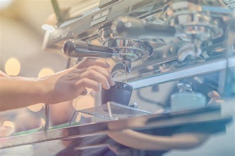 커피 자판기에서 커피를 준비 하는 전문 바리 스타의 손 신선한 에스프레소입니다 커피 문화 전문 제작 서비스 음식 개념 배경