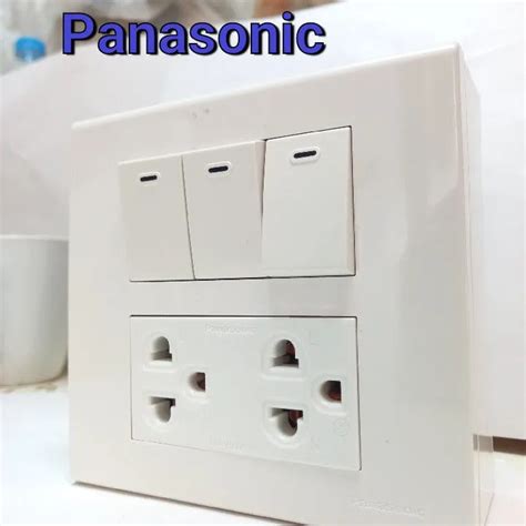 Panasonic พานาโซนิค 3 สวิตช์ไฟ 1 ปลั๊กกราวด์คู่ หน้ากาก 6 ช่อง บล็อคลอยติดผนัง 4 × 4 พร้อมจัด