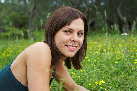 잔디에 누워있는 젊은 여자의 초상화 사진 무료 다운로드 Lovepik