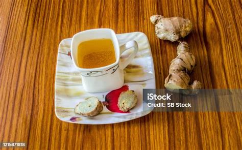 생강 차 아드라크 차이 향신료 인도 차 Adrak Wali Chai 레몬 주스 꿀 그리고 물론 물로 만든 건강 관리 및 의료 영양 보충 아유르베다 홈 구제 생강에 대한 스톡