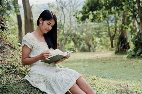 행복 한 여자 웃 고 복사 공간으로 여름에 공원에서 나무 아래에서 책을 읽고 공부에 대한 스톡 사진 및 기타 이미지 공부 교육 나무 Istock