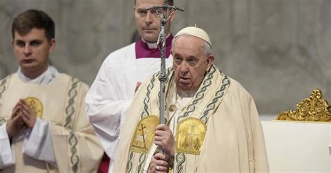 Papa Ratzinger Morto Il Gesto Di Bergoglio Nella Vignetta Di Vauro Il Tempo