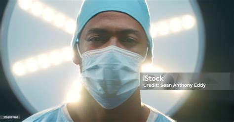 흑인 남성 초상화 및 외과 의사 마스크 병원에서 의료용 조명이 있는 수술실에서 일하고 있습니다 남성 진료소의 의료 또는 생명 보험을 위한 수술 및 극장 심장학의 안전 35