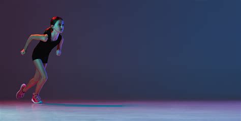 십대 소녀의 전체 길이 초상화 운동 선수 달리기 네온 조명에 그라데이션 블루 보라색 배경 에 고립 된 훈련 전단 10 11세에 대한 스톡 사진 및 기타 이미지 Istock