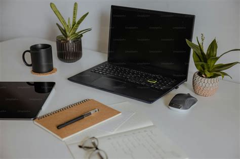 하얀 책상 위에 앉아 있는 노트북 컴퓨터 사진 Unsplash의 책상 이미지