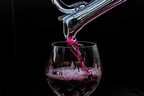 와인 잔에 투수에서 레드 와인을 붓는 플랫 평지 구성 전통 와인 제조 및 와인 시음 개념 0명에 대한 스톡 사진 및 기타 이미지 Istock