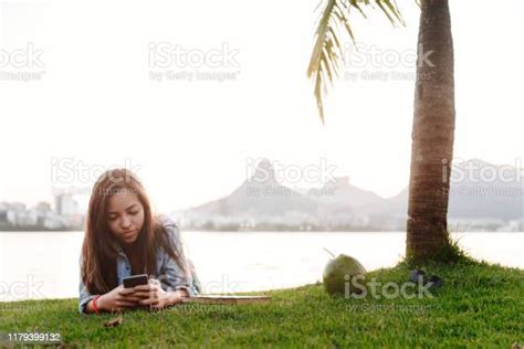 리우데자네이루에서 야외에서 스마트폰을 사용하는 브라질 젊은 여성 20 24세에 대한 스톡 사진 및 기타 이미지 20 24세 갈색 머리 개념 Istock
