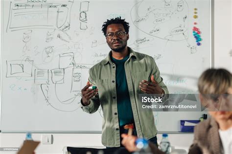 사무실에서 팀과 함께 브레인스토밍 세션을 이끄는 자신감 넘치는 남성 프로젝트 관리자 흑인 민족에 대한 스톡 사진 및 기타 이미지 흑인 민족 의사소통 브레인스토밍