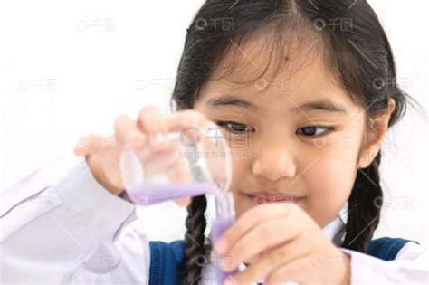 科学高清图片 快乐的亚洲女学生在学校实验室做科学实验 人像图片免费下载 格式 编号51510814 千图网
