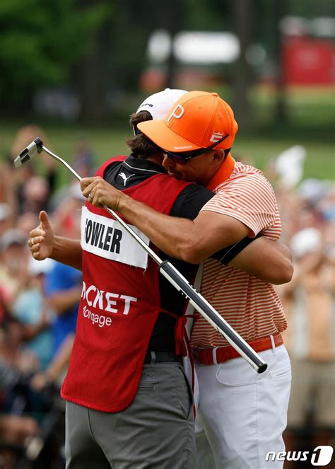 사진 캐디와 포옹하며 로켓 모기지 우승 기뻐하는 파울러 뉴스1