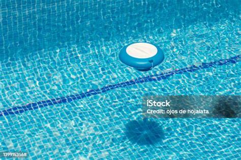 여름 목욕 시즌에 수영장에서 물을 처리하기위한 염소 부유 염소 디스펜서 염소 정제 용기 수영장 청소 복사 공간 초점이 맞지 않는