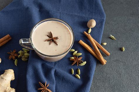 시나몬 스틱 타이 카르다몸 생강 스타 아니스 블랙 페퍼콘 홍차 탑 뷰 와 같은 향기로운 향신료와 허브로 홍차를 양조하여 만든