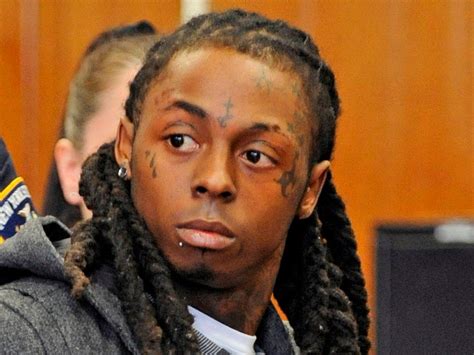 Lil Wayne Holder En Pistol