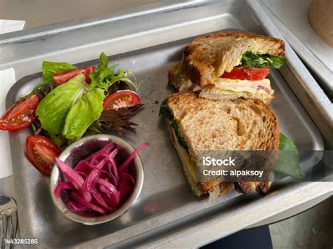 하프 컷 콜드 샌드위치 사워도우 빵은 패스트 푸드 레스토랑 메뉴에서 양파 피클과 샐러드와 함께 제공됩니다 건강한 생활방식에 대한 스톡 사진 및 기타 이미지 Istock