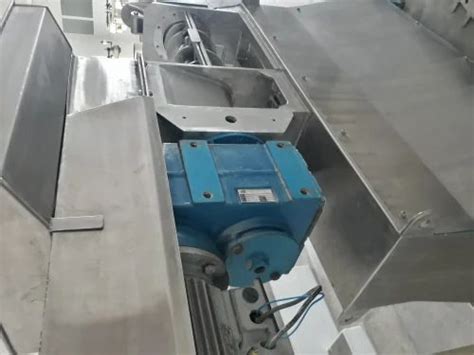 Semi Automatic Coconut Milk Squeezer Model Name Number Pesms Capacity 50 Og Hr To 2000 Kgs