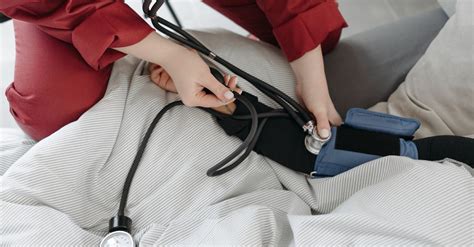 有关emt 专业医疗保健 临床上 体检 健康 健康服务 健康检查 健康监测 健康评估 全身乏力 医护人员 医生 医疗专业人员 医疗工具 医院护理 压力计 发热