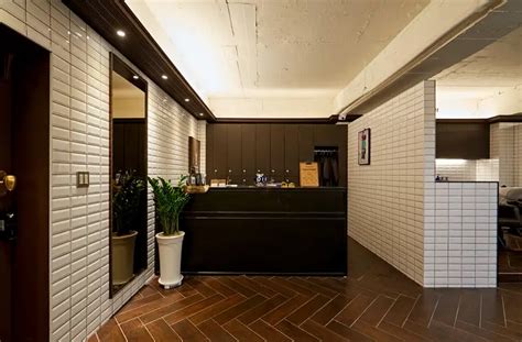 우드톤 빈티지한 내부 분위기 남성 전용 헤어샵 인테리어 의정부 의정부동