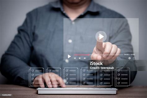 디지털 온라인 사용의 개념 남자들은 인터넷 서핑을하고 영화를보고 음악을 듣고 온라인으로 콘서트를보고 있습니다 김이 나는 영화 빅 데이터 주문형 콘텐츠 방송 프로그램에 대한