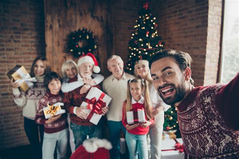 X 마스 요정 큰 선물 상자 명랑 전체 가족의 자화상 노엘 모임입니다 회색 머리 조부모 손자 자매 형제 아들 딸 집에서 파티 회의 전나무 트리 가정 생활에 대한 스톡 사진