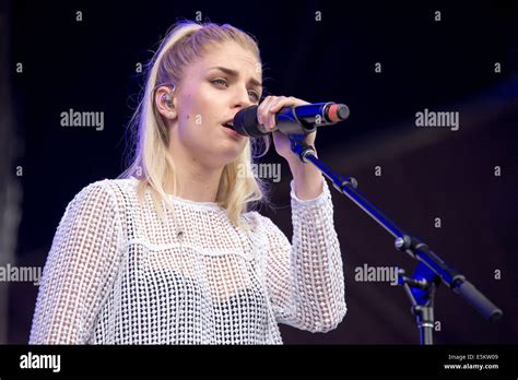 Hannah Reid London Grammar Stockfotos Und Bilder Kaufen Alamy