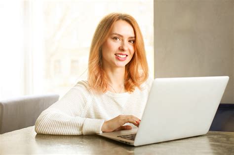 매력적인 Hipster 현대 로프트 카페 커피숍 레스토랑에서 젊은 여자 작가 블로거 디자이너 프리랜서 원격 작업 과정 E쇼핑