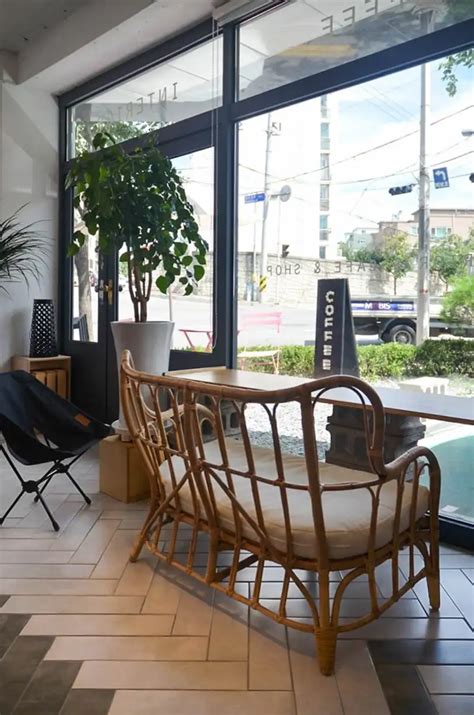 다양한 재질의 카페 가구 인테리어 사진