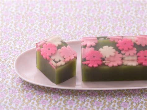 秋のコスモスや紅葉モチーフの羊羹、京都和菓子の鶴屋吉信より 和食のデザート 和菓子 かわいいデザート