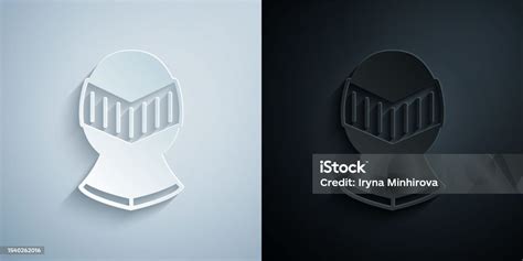 종이 회색과 검은 색 배경에 고립 된 머리 보호 아이콘에 대한 중세 철 헬멧을 잘라 나이트 헬멧 종이 아트 스타일 벡터 3차원 형태에 대한 스톡 벡터 아트 및 기타 이미지