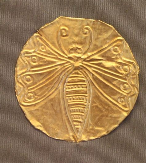 Бабочка бронзового века на крошечном золотом диске.