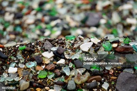 유리는 일본해의 피터 대왕만의 북쪽 해안에있는 만입니다 우수리 만의 일부입니다 여러 가지 빛깔의 유리 해변 위로 파도가 굴러갑니다 녹색에 대한 스톡 사진 및 기타 이미지