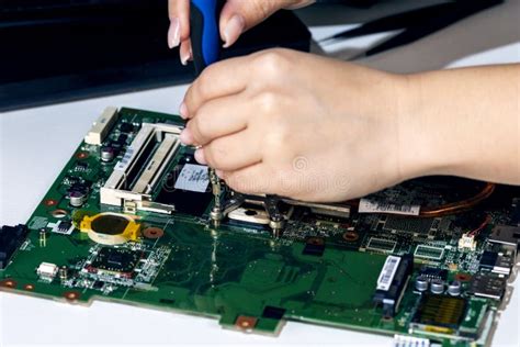 Woman Engineer Replace Cpu From Laptop Motherboard Stock Image Image Of Maintenance Broken