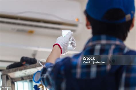 기술자의 손이 리모콘으로 에어컨을 켜고 수리공이 에어컨 장치를 고치고 유지 보수 및 수리 개념을 닫습니다 14 15 살에 대한 스톡 사진 및 기타 이미지 Istock
