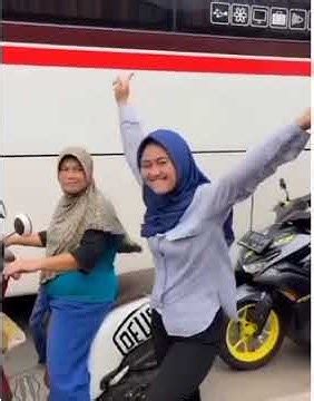 Terjebak Macet, Cewek Jilbab Joget di tengah Jalan - YouTube