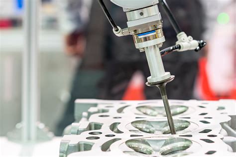 실린더 헤드 엔진 또는 산업용 제조 공정의 부품 제품으로 조립 흡입 및 배기 밸브 동안 진공 또는 흡입에 의한 첨단 기술 정확도 및 현대 자동 따기 공기 오염에 대한 스톡