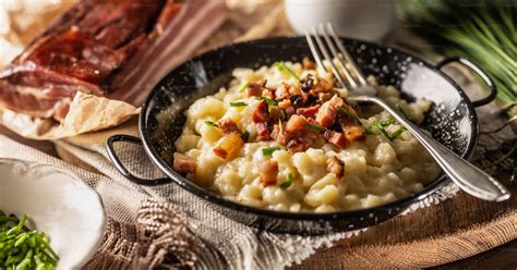 슬로바키아 국가 요리 Bryndzove Halushky는 베이컨과 우유 한 컵 옆에 제공됩니다 사진 Unsplash의 음식 이미지