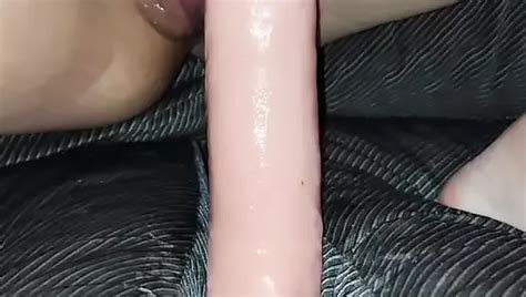 荡妇在骑乘大鸡巴之前自慰 xhamster