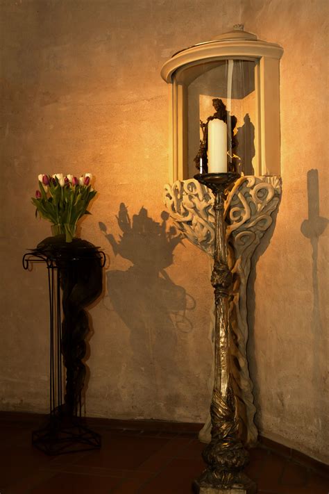 무료 이미지 창문 건물 벨 불꽃 종교 교회에 십자가 신자 조명 스테인드 글라스 그림 조각 등 양초 신앙 뾰족한 탑 예수 기도 기독교