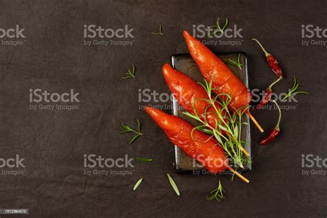 신선한 생 절인 닭고기 꼬치 꼬치 Iner 필레와 검은 배경에 신선한 허브 평면도 복사 공간 치킨 필렛 내부 꼬치 음식 개념입니다 소매용 식품 Ogranic 음식 건강한