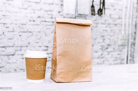 커피와 흰색 벽돌 벽 배경 테이블에 귀하의 브랜드에 대 한 복사 공간을 가진 빈 종이 봉투 컵 가방에 대한 스톡 사진 및 기타