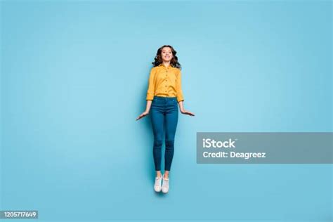 그녀의 전체 길이 몸 크기보기 그녀의 좋은 매력적인 사랑스러운 예쁜 쾌활한 물결 모양의 머리 소녀 는 밝은 선명한 빛에 고립 된