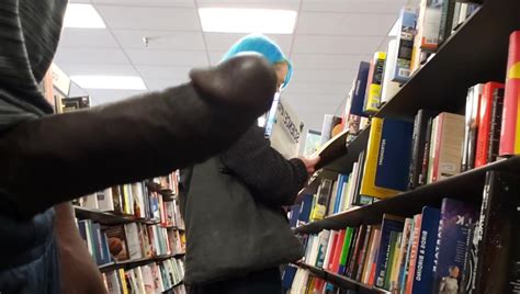 Bookstore Exhibitionist Flashes And Cums 日本語で