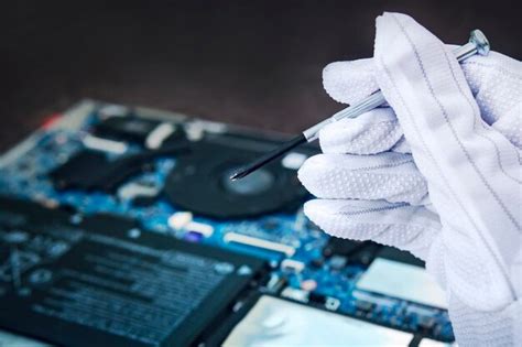 Técnico Sonriente Que Trabaja En La Computadora Rota En Su Oficina