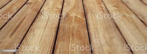 빈 오래된 그런지 나무 판자 테이블 상단 제품의 몽타주 표시에 사용하고 배경 교체를위한 공간을 남겨 둡니다 0명에 대한 스톡 사진 및 기타 이미지 Istock