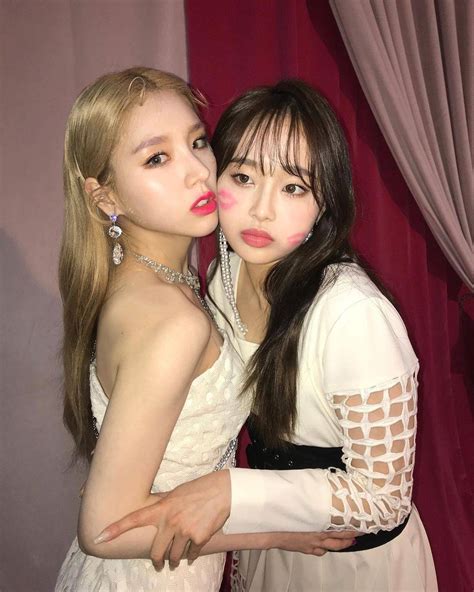 Heejin And Chuu Loona Scrolller