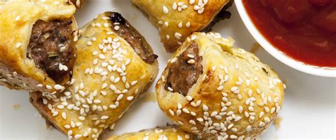 Isteni Baconnel és Darált Hússal Töltött Tekercs Leveles Tészta Az