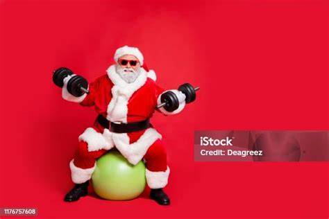 그의 쾌활한 펑키 지방 과체중 통통한 회색 머리 수염 남자의 전체 길이 몸 크기보기 볼 크로스 핏 만들기 운동은 밝은 선명한 빛나는 붉은 배경을 통해 고립 산타 클로스에
