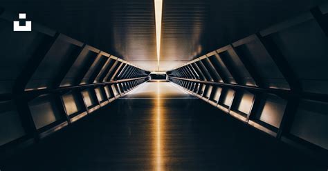 주황색 조명이 있는 검은색 터널 사진 Unsplash의 무료 미래 이미지