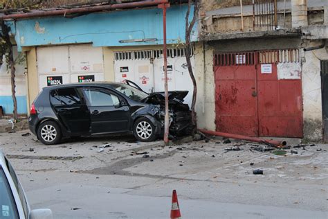 Два автомобила се удариха в Благоевград има един пострадал СНИМКИ Nova